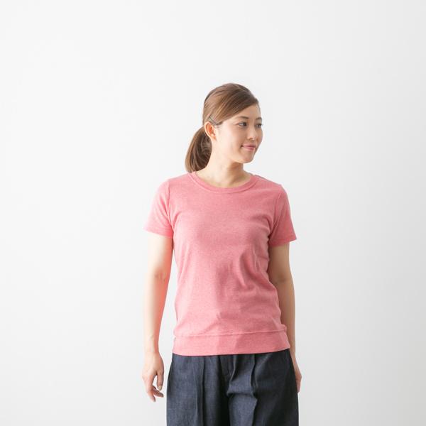 オーガニックコットン100%のフライス素材のTシャツ。生地がしっかりしており、ストレッチ性が良いのでストレスフリーの着心地です。ふんわり優しい肌触りが病みつきになること間違いなし。ベーシックな形なので合わせるボトムスを選ばず、日常使いにぴっ...