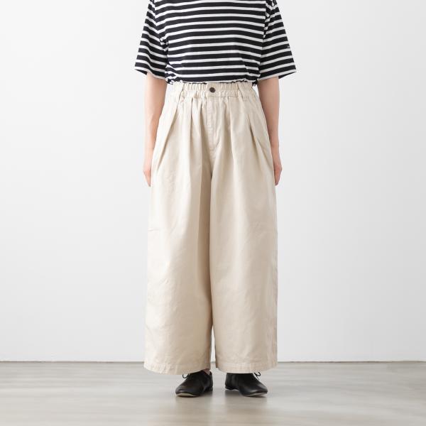 HARVESTYで人気のサーカスパンツをバギーシルエットに再構築したチノパンツ。しっかりとハリのあるコットンチノクロスを使用し、普段使いしやすくロングシーズン活躍します。ヒップ周りはゆったりと丸みを持たせ、ヒザからスソにかけてストンと落とし...