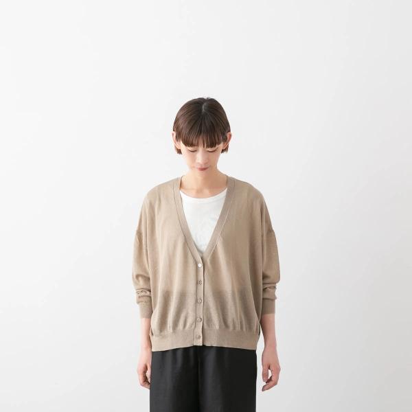 暑い季節にも心地よく羽織れる、mizuiro indのVネックカーディガン。リネンとレーヨンをブレンドした通気性と軽やかさで、冷房対策にも重宝します。すっきりと開いたVネックが、顔まわりをクリーンな印象に。袖まわりにゆとりをもたせたリラック...