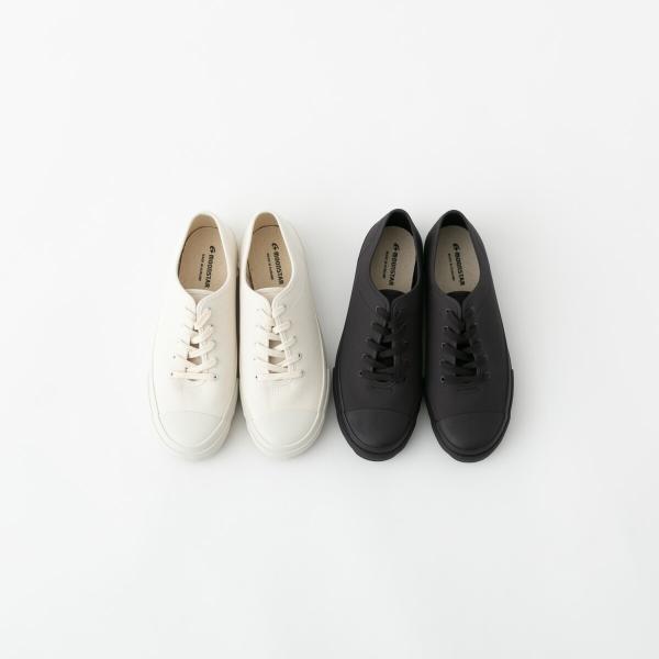 1970年代に生産していた運動靴のディテールをルーツにしたモデルMOONSTAR「UBAL」。トゥキャップや履口の補強布といった運動靴としての要素はそのままに、使用する木型を見直すことで日常使いしやすいシルエットに仕上げています。縫製や裁断...