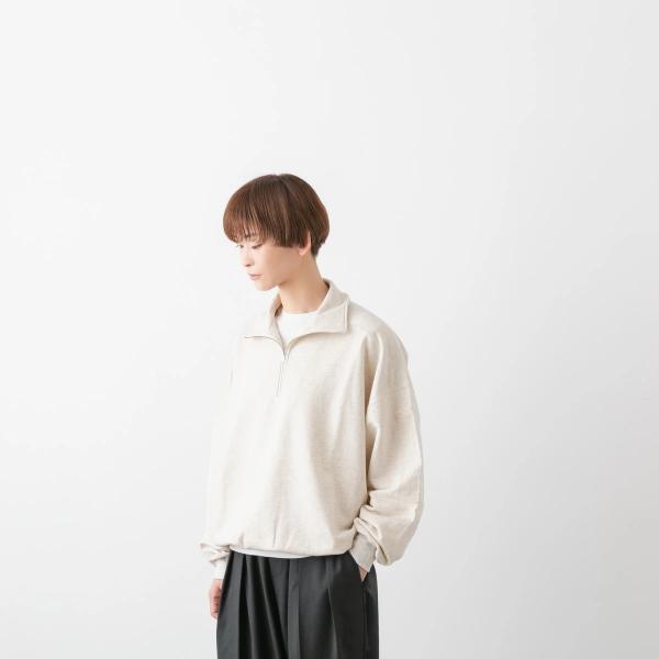 ジップを上げればハイネック、開ければスキッパー衿のようにも楽しめる、nicholson&amp;nicholsonのハーフジップスウェット。ユニセックスでデザインされ、袖筒も身幅もゆとりのあるビッグシルエットに仕上げています。袖や肩、背中の...