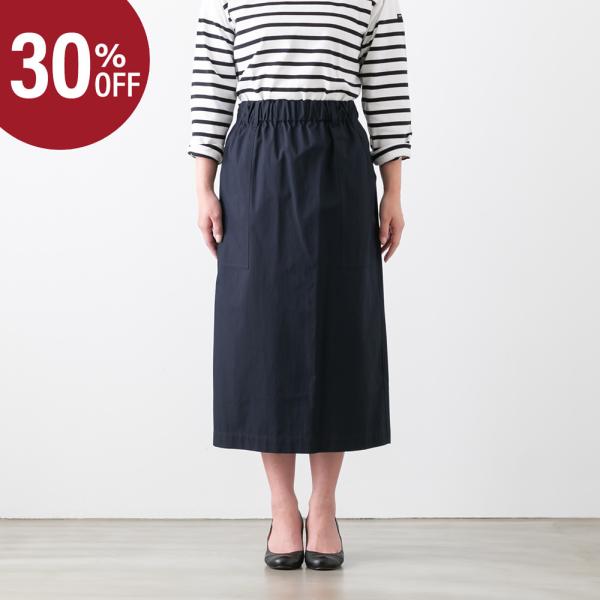 タテのラインをすっきりスタイル良く見せてくれるnicholson＆nicholsonのIラインスカート。ハリ感と光沢感があるコットンナイロンのギャバ素材を使用し、さらっと穿きやすく品の良い雰囲気です。バックには深めのスリットが入っているおか...
