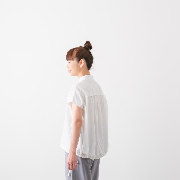 後ろ姿にほどよい甘さを忍ばせた、nicholson&amp;nicholsonのフレンチスリーブブラウス。バックヨークに施されたギャザーがふんわりと立体感のあるシルエットを描き、品よく着映えます。素材には、ワッシャー感とドライなタッチが特徴...