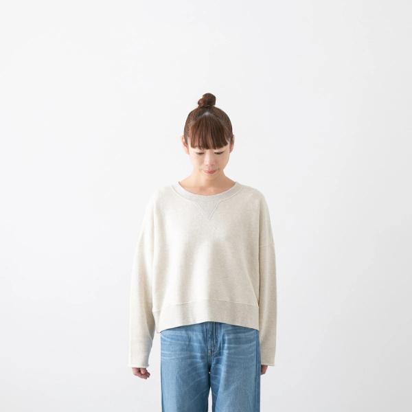 ゆるっと抜け感が魅力のOrdinary fitsのバーバースウェット。身幅にゆとりを持たせたシルエットで、さっと着るだけで雰囲気のある大人のカジュアルスタイルに仕上がります。袖口はカットオフ仕様、フロントにはV字ガセットをあしらい、シンプル...
