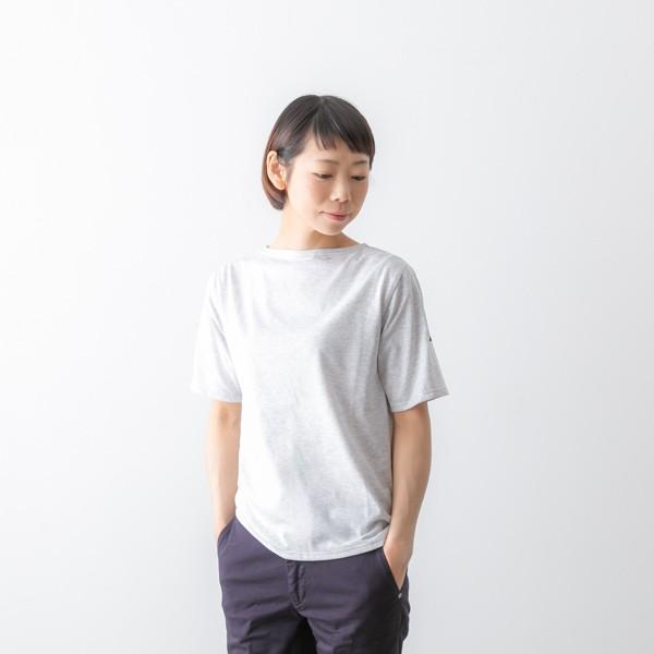 夏のSAINT JAMESと言えば、こちらのPIRIAC。さらりとした薄手のコットン生地を使用し、暑い季節も軽やかに着られる一枚です。流行に左右されない、SAINT JAMESらしいベーシックなシルエット。やや長めの半袖丈で、気になる二の腕...