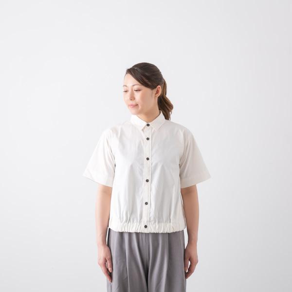 トップスとしても羽織としても、デイリーに着回しやすいSoi-eの半袖シャツ。裾はゴム仕様でギャザーが入るように仕立て、シルエットにメリハリをプラスします。使用している生地は、高密度に織り上げた丈夫なコットン100％。製品洗いによって肌なじみ...