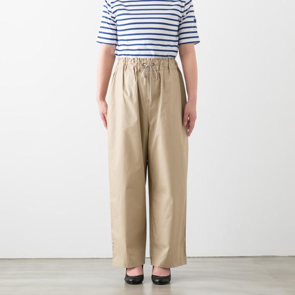 さらっと軽やかでリラックス感のある、Soi-eのワイドイージーパンツ。程よいハリのあるコットン素材を高密度に織り上げ、製品洗いによって肌なじみのいい風合いに仕上げています。ウエストはゴム＋ドローコード仕様でフィット感の調節も簡単。ゆったりと...