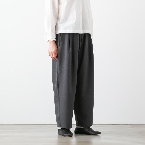 イージーに穿けてサマ見えするTRAVAIL MANUELのバームパンツ。しなやかで落ち感のあるドレープツイル生地を使用し、さらりとストレスフリーに着用できます。ウエストにタックの入った丸みのあるシルエットが特徴的。体のラインを拾わず、動きや...