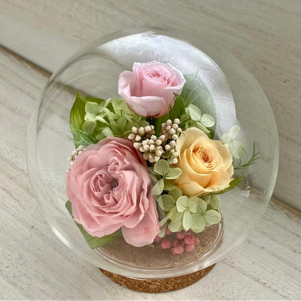 ご結婚のお祝いに、長く楽しめるプリザーブドフラワーのガラスドームギフトです。優しい色合いと、上品で飾りやすいデザインは、新婚生活のインテリアにも自然になじみます。生花とは違い水替え不要で、美しい状態を長く楽しめるため、結婚祝いの贈り物として...