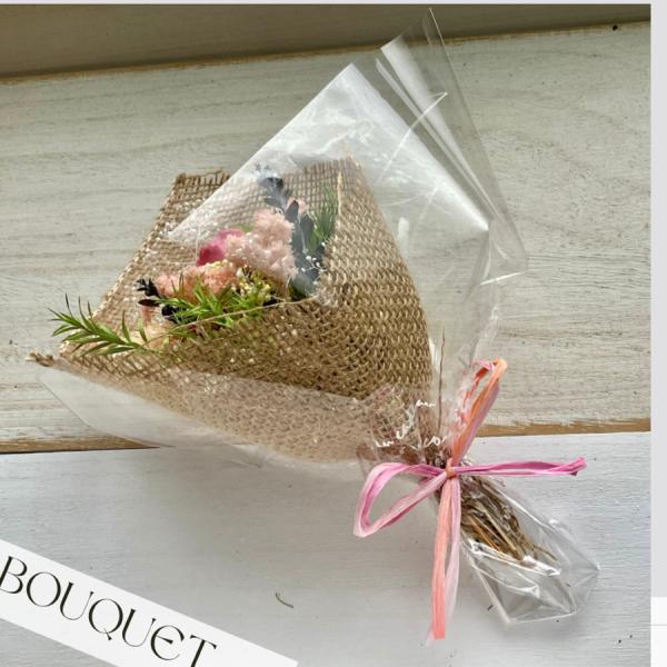 ●使用花材花　バラ1輪、カスミソウ、ライスフラワー、スターフラワー、グリーン　クリスパム、ティーツリー、ラスカス、グニユーカリ、アイスランドモス自然素材にこだわり、造花やイミテーションなどは使用しておりません●商品サイズ　横幅:10センチ ...