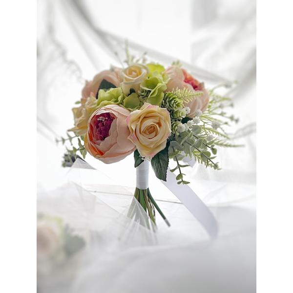 ご覧いただきありがとうございます。ナチュラルクラッチブーケ&amp;ブートニアセットです。自然に束ねたナチュラルで少し動きのあるクラッチブーケに仕上がっています。アーティフィシャルフラワー（造花）でお作りしていますのでブーケトスにもご使用い...