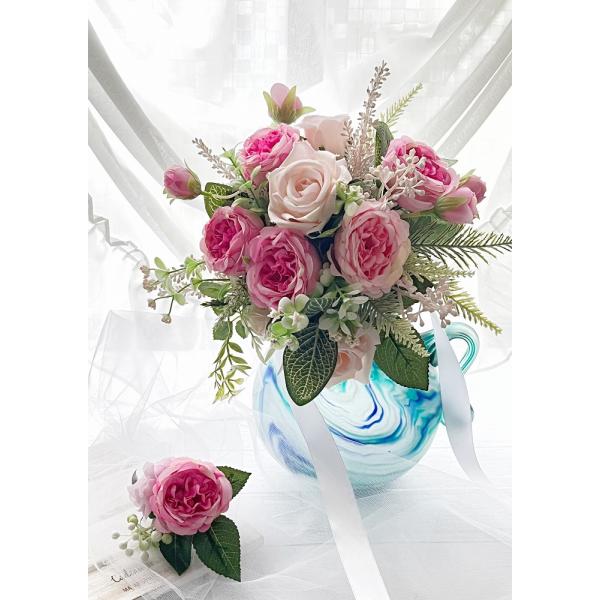 ご覧いただきありがとうございます。ナチュラルクラッチブーケ&amp;ブートニアセットです。自然に束ねたナチュラルで少し動きのあるクラッチブーケに仕上がっています。アーティフィシャルフラワー（造花）でお作りしていますのでブーケトスにもご使用い...