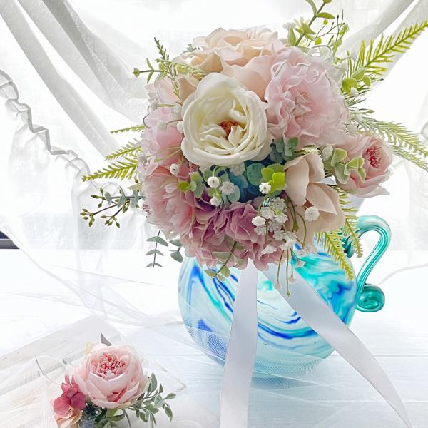 ご覧いただきありがとうございます。ナチュラルクラッチブーケ&amp;ブートニアセットです。自然に束ねたナチュラルで少し動きのあるクラッチブーケに仕上がっています。アーティフィシャルフラワー（造花）でお作りしていますのでブーケトスにもご使用い...