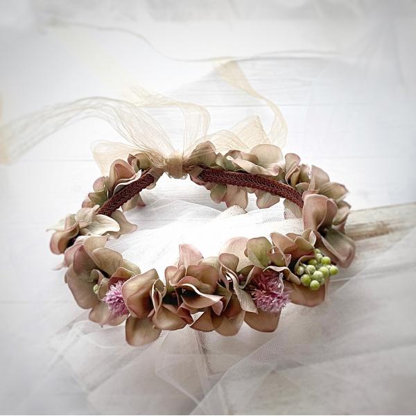 こんにちは！沢山の中からご覧くださりありがとうございます。＼一つずつ心を込めてハンドメイドしています／レディース向けの花冠アーティフィシャルフラワーでお作りした花かんむりです。ワイヤーは使用しておらずベースは丈夫なカラークラフトバンドにお花...