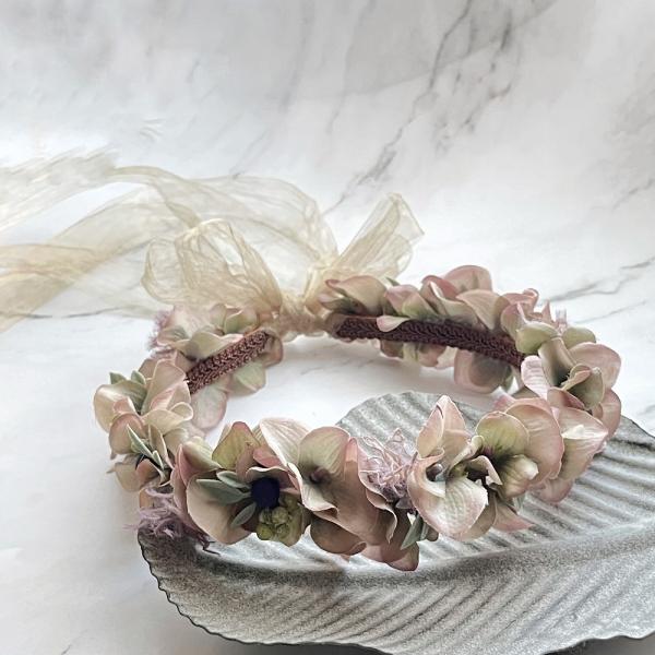 こんにちは！沢山の中からご覧くださりありがとうございます。＼一つずつ心を込めてハンドメイドしています／レディース向けの花冠アーティフィシャルフラワーでお作りした花かんむりです。ワイヤーは使用しておらずベースは丈夫なカラークラフトバンドにお花...