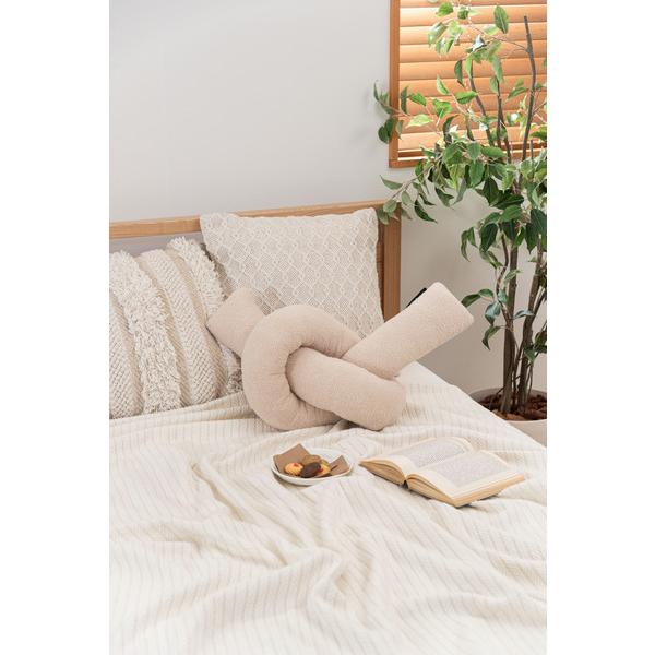 ●もちもち触感のブークレ生地を使用したロープクッション。●触り心地の良い感触と、インテリア性のあるデザインが魅力的なアイテム。●結び目を解くことができる仕様なので、自由な使い方ができます。スリムなロングクッションとしても。●クッション性が高...