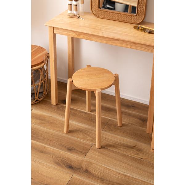 天然木のぬくもりを感じる北欧風デザインの「helppo」シリーズより、シンプルで色々なシーンで活躍するスツールが登場しました。木目を活かしたデザインと、エッジを極力落とした丸みのあるフォルムが優しい印象を与えます。商品の仕様について【材質】...