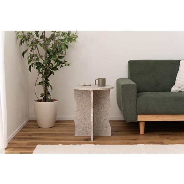 ●テラゾー柄と呼ばれる石の様な模様を施したトレンド感のあるシリーズ。●表面は凹凸のある仕様。●波打つようなフォルムが特徴的な4枚の土台で構成された、置くだけでオブジェの様な雰囲気の出るサイドテーブル。●裏面フェルトシール付き。商品の仕様につ...