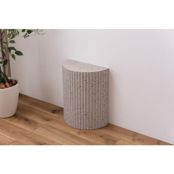 ●テラゾー柄と呼ばれる石の様な模様を施したトレンド感のあるシリーズ。●表面は凹凸のある仕様。●壁付けでも、ソファやベッドなどの家具の横付けでも。●直線の面を付けて使えるサイドテーブル。●裏面フェルトシール付き。商品の仕様について【材質】繊維...