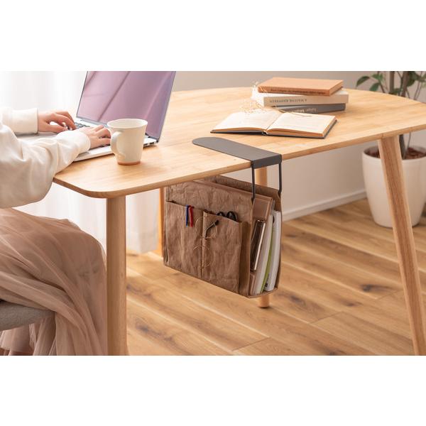 テーブル下のデッドスペースを有効活用  リビングやデスクをスッキリさせるハンギング収納バッグ。  A4ファイルやタブレット端末も楽々入る大きさで、利便性も抜群。  強化べラム紙を使用し、シンプルかつお洒落に収納できます。  商品の仕様につい...