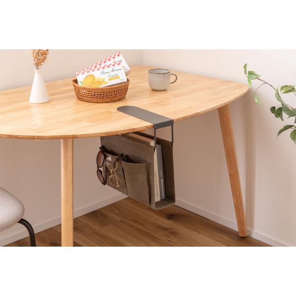 テーブル下のデッドスペースを有効活用  リビングやデスクをスッキリさせるハンギング収納バッグ。  A4ファイルやタブレット端末も楽々入る大きさで、利便性も抜群。  強化べラム紙を使用し、シンプルかつお洒落に収納できます。  商品の仕様につい...