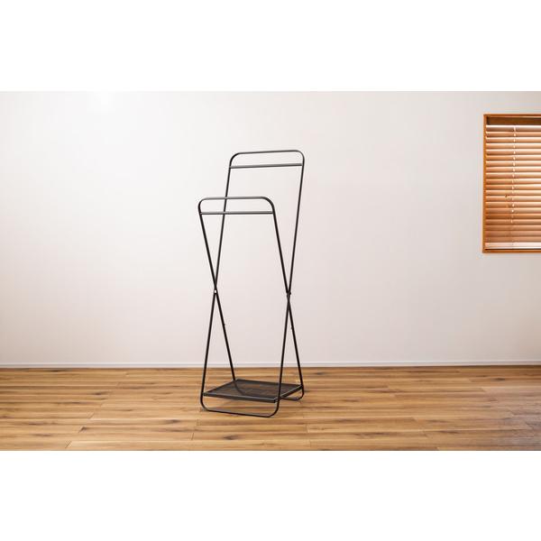 省スペースデザインで場所を取らず、スッキリ置けるフォールディングハンガー。折りたたみ可能なので使わない時は隙間収納しておけるのも嬉しいポイントです。ハンガーの傾斜を2段階で変える事が出来るので、高さ・奥行きの調整が可能です。●ハンガーの傾斜...