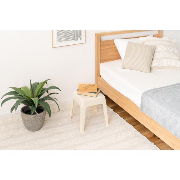 ●異素材の組み合わせがモダンなスツール。●優しい色味と上品な合皮が魅力的なスツール。●シンプルなデザインと絶妙なカラーは場所を選ばず、様々なインテリアとも好相性。●スタッキング(積み重ね)ができるので使わない時は省スペース収納。●掃除などの...