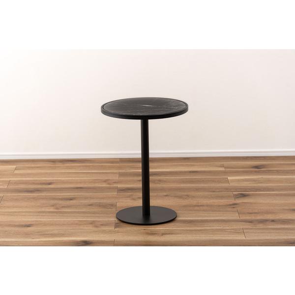 静けさを纏うラウンドフォルム落ち着いた佇まいが印象的なサイドテーブル。ブラックスチールの脚が凛とした印象を与え、艶やかな石目調の天板が空間に深みを添えます。シンプルなデザインなので、様々なインテリアにすんなりとなじみ、空間にほどよいアクセン...