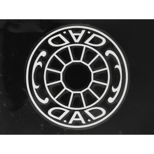 【商品概要】ギャルソン、DADのステッカー、オートモーティブ アクセサリーズサイズ:250mmxH58mm【商品説明】【商品詳細】ブランド：ディー.エー.ディー(D.A.D)商品種別：車＆バイク商品名：ギャルソン DADサークルステッカーS...