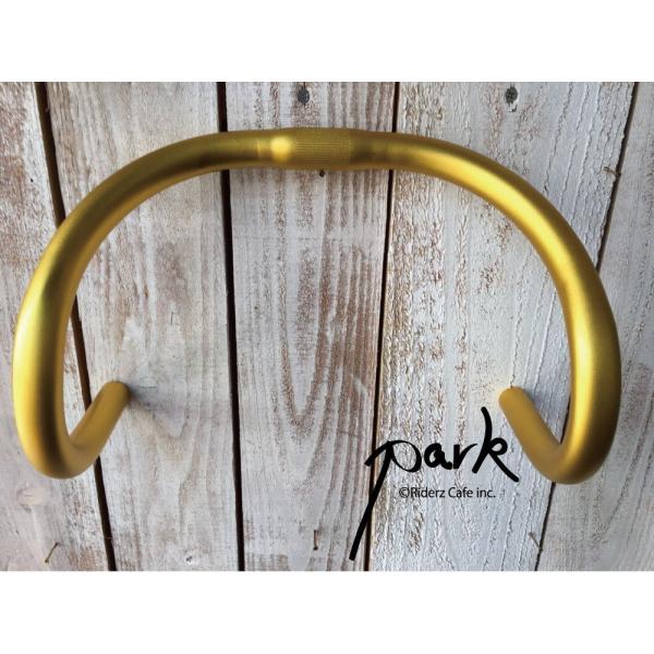 【商品概要】全6カラー：ゴールド・ホワイト・マットブラック・シルバー・ブラウンメタリック・グレーメタリックハンドル幅（C-C)：300mm、コラム径：25.4mm、グリップ径：23.5mm、ハンドル高：185ｍｍアルマイト加工エンドキャップ...