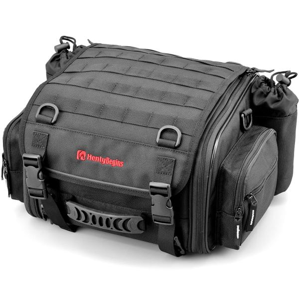 【商品概要】【用途】通勤・通学や、日帰りから1泊程度のツーリングに適切なバイク用シートバッグ【容量】Sサイズ:20Lから26Lまでの拡張可能【仕様1】メタルフレームと3面パワーパネルを側面に採用することで、バッグ型崩れを防止【仕様2】開口部...