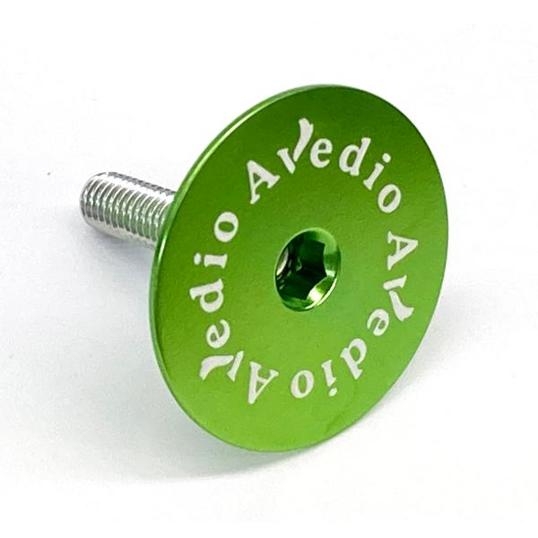 【商品概要】カラー:グリーントップキャップとネジが一体になった、厚み1mmを切る極薄のトップキャップです。装着時にステム上部がフラットになるので、自転車の完成度がグッと上がります。材質:アルミ重量:5g【商品説明】【商品詳細】ブランド：エヴ...