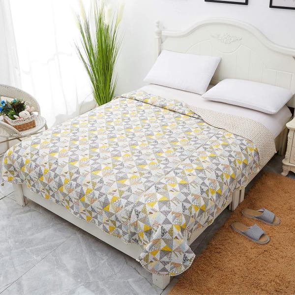 【商品概要】? [サイズ]（約）190cm X 240cm　本体重量：1.5KG（平均値）カラー：イェロー? [素材]　表地：棉100％　中材：ポリエステル100％　中綿充填量：200ｇ/ｍ２? 清楚で可愛らしい小花柄と同色系のチェック柄を...