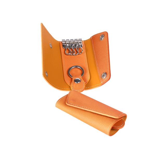 【商品概要】美しい発色と高貴な気品を感じさせる、格調高いヨーロピアンエンボスレザーが使用されております。型押しされた繊細なシボ感が、上品かつ独特な風合いを生み出し、手に馴染むレザーの質感が、豊かな情緒を醸し出しています。耐久性、防水性能にも...