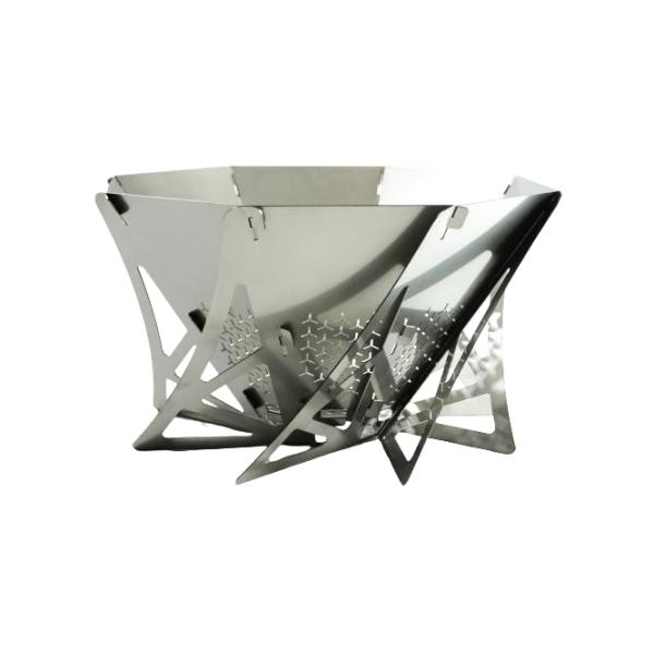 【商品概要】軽量コンパクト　A5サイズのコンパクトさで、重量は約800ｇ専用設計のグリルプレート　調理しながら薪を足すなど火力調整が行える専用設計八角形の美しい形状　八枚羽分割にすることにより開口面積を増やしサークル状に広がる美しいフォルム...