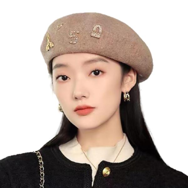 【商品概要】大人可愛いガーリーベレー帽 秋冬コーデのマストアイテム、シンプルだけどキュートなベレー帽です。4つのバッジがポイント。女の子らしさを引き立てるデザインで、毎日のファッションに取り入れるだけで一気にオシャレ度がアップします！どんな...