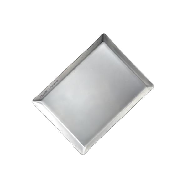 【商品概要】シズル感たっぷりの美しい動画配信で人気沸騰「食」の直感に訴えるキャンプ配信クリエーターALPHA TECさんとのコラボ商品。B6サイズのソロ炭火焚火台・コンロ等にジャストフィットする1.2mmスチールの1枚板が様々なキャンプ料理...