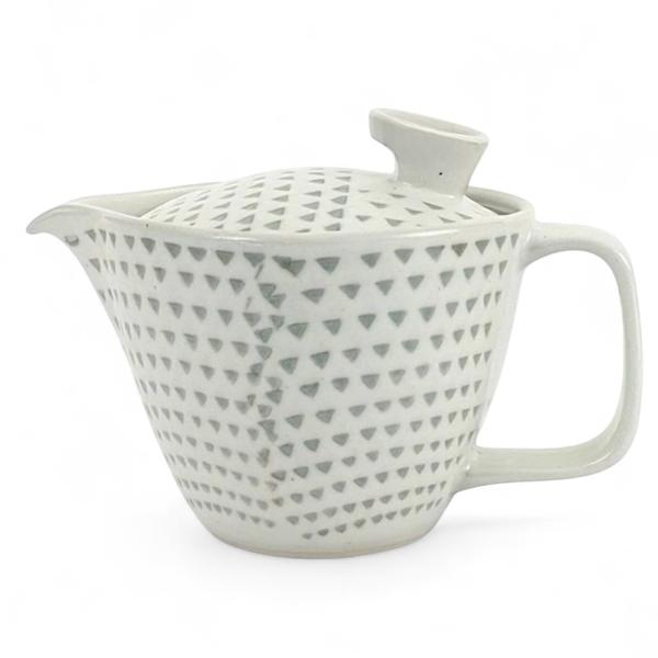 【商品概要】材質：陶器（食器洗い機使用可能、食器乾燥機使用可能）、電子レンジ：本体のみ対応 , 茶こし不可サイズ（約）：径10x注ぎ口からトッテ14.5x高さ10cm 重量（約）：250ｇ容量（約）：240cc（満水時）1〜2人用おしゃれな...