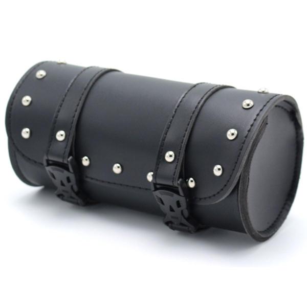 【商品概要】汎用 円筒型 バイク用 ツールバッグ 取り付け簡単 小さめ ミニサイズ スタッズ付 クール【汎用】人気の円筒型がかっこいい＆おしゃれなバイク用バッグ。汎用デザインなので、様々な車種で幅広くご利用いただけます。※購入前には必ずご利...