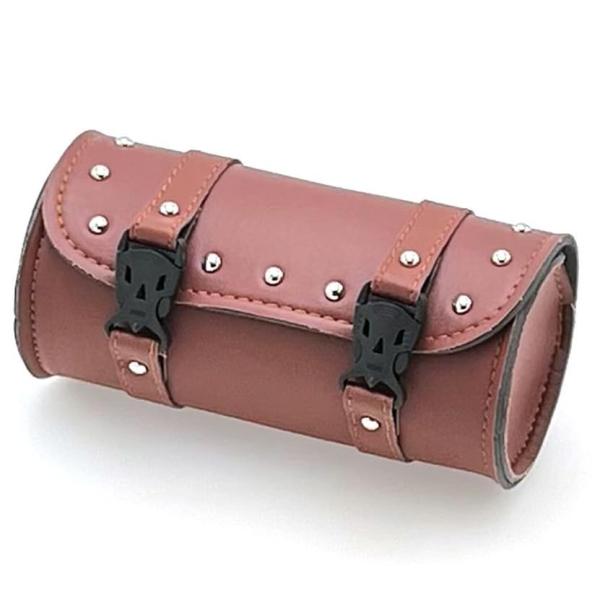 【商品概要】汎用 円筒型 バイク用 ツールバッグ 取り付け簡単 小さめ ミニサイズ スタッズ付 クール【汎用】人気の円筒型がかっこいい＆おしゃれなバイク用バッグ。汎用デザインなので、様々な車種で幅広くご利用いただけます。※購入前には必ずご利...