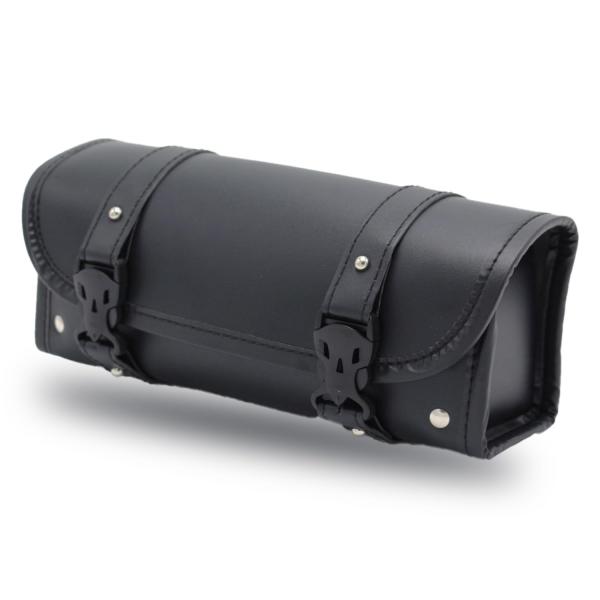 【商品概要】汎用 スクエア型 横長 バイク用 ツールバッグ 取り付け簡単 小さめ ミディアムサイズ ブラック 無地 カバン【汎用】人気のスクエア型がシンプル＆かっこいいバイク用バッグ。汎用デザインなので、様々な車種で幅広くご利用いただけます...