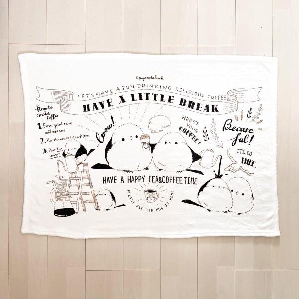 【商品概要】ぴよ手帖シリーズ「シマエナガのカフェ柄 コーヒーどうぞ」 ブランケットです。約70cm×100cmのひざ掛けにちょうどいいサイズ感。（※伸びのある生地ですので数cm程度の誤差があります）オフィスでの寒さ対策や、小さなお子様の掛け...