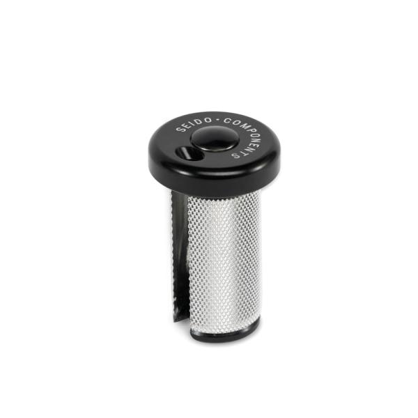 【商品概要】ライトケーブルをフォークコラムに通すためのホール付きトップキャップと配線用溝付きコラムエクスパンダ―。トップキャップは5mmスペーサーを兼ねる形状でステム上に設置したスペーサーを外すことが可能。材質:アルミニウム 重量:41ｇ【...