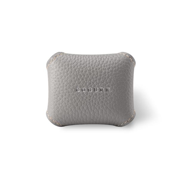 【商品概要】ヨーロッパの高級ブランドでも愛されるシュリンクカーフレザーと、滑らかで上質なスムースレザーを贅沢に使用した、車用アロマディフューザーです。レザーケースに包まれたキューブ型アロマストーンが、車内に洗練された高級感と至高の香りをもた...