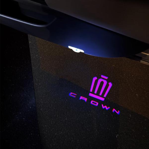 【商品概要】【専用設計・完璧なフィット感】本商品は2025年新型クラウン エステート専用に設計されており、純正ドアライトと交換するだけで装着可能。工具不要で簡単取り付け。【クラウン ロゴ投影・高級感アップ】ドアを開けると足元にクラウン ロゴ...