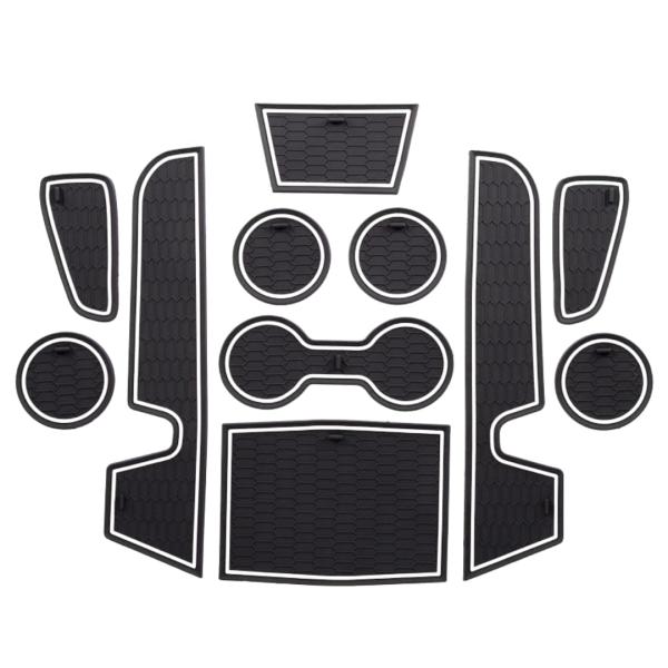 【商品概要】【置くだけ簡単、専用マット】埃が溜まりやすいサイドポケットや、飲み物で汚れがちなドリンクホルダーも、このマットを敷いておけばもう安心。カローラスポーツ/ツーリング専用アクセサリーだからこその抜群のフィット感で、内装をキズや汚れか...