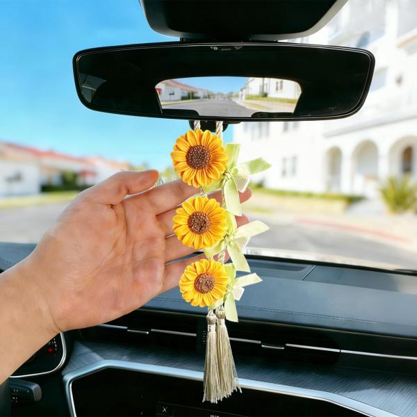 【商品概要】Car Rearview Mirror Sunflower Tassel Hanging Ornament, Cute Decorations Interior Accessories for Women Men Fun Aut...