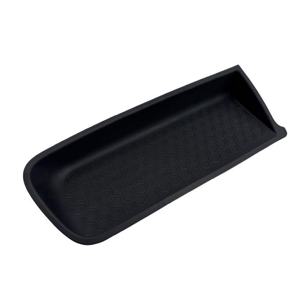 【商品概要】N-BOX JF5/JF6専用設計のインパネに装着するシリコントレーです。防水加工を施しているので、濡れても拭くだけで簡単お手入れできます。置いた物がズレにくい高グリップ素材を採用した収納用マットです。走行中の振動をしっかり吸収...