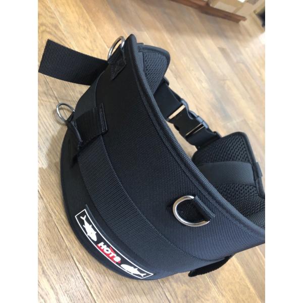 ホッツ  バックサポートベルトバックサポートベルトは、腰を安定してサポートし上半身の負担を軽減します。GTキャスティングからクロマグロやスタンディングマーリンに至るまでビッグゲームフィッシングには必須アイテムです。腰部分には適度な硬さを持た...