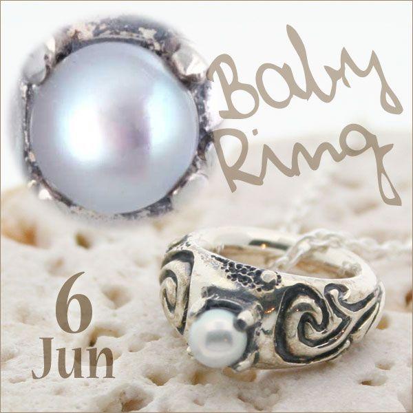 《+刻印5文字で送料無料に！》【ラッピング無料】【刻印可】赤ちゃん 出産祝いに人気のアクセサリー 誕生石をつかった大人になってもネックレスとして使えるネーム入れ可能な指輪です。 6月の誕生石パール（真珠）のベビーリング。出産祝いや誕生日のプ...
